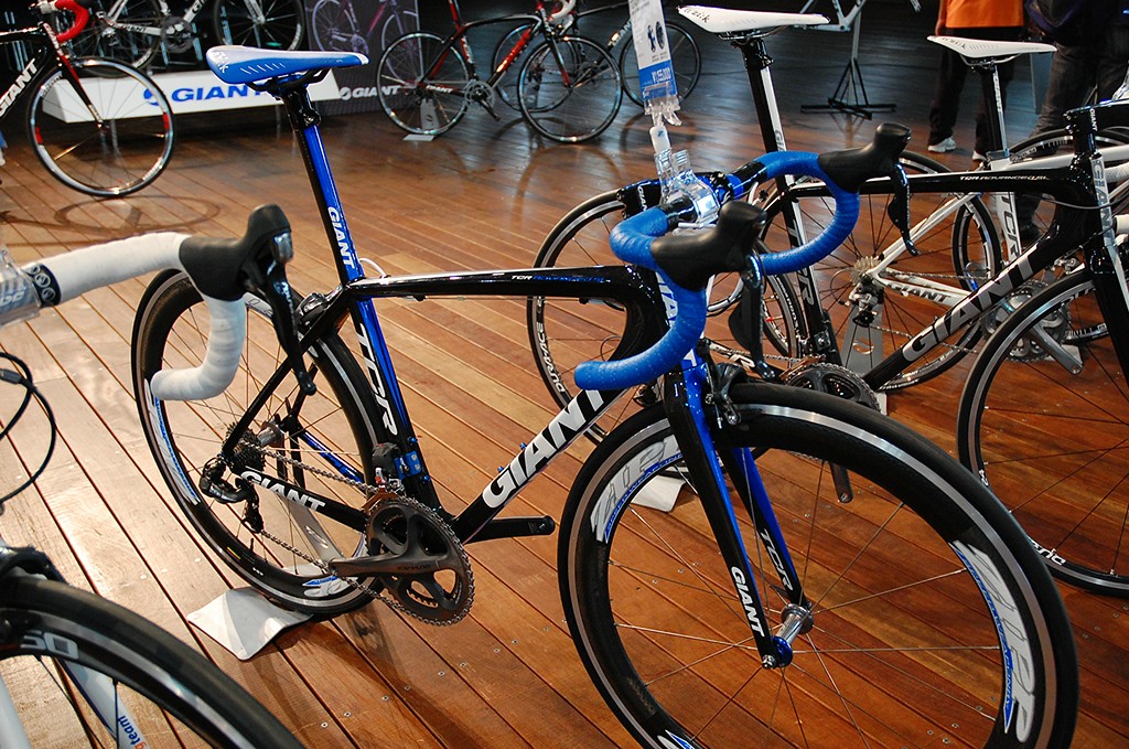 ハイエンドロードモデル 2011 GIANT 展示会 : ライトサイクル ブログ ハイエンドロードモデル 2011 GIANT 展示会 : ライトサイクル ブログ