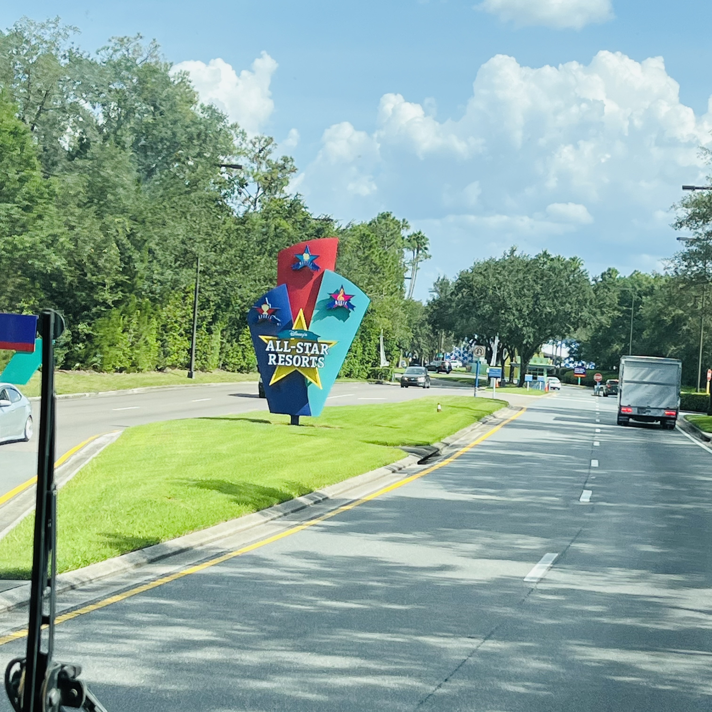 りとまろライフ〜アメリカでの日常〜 : #311 『Disney's All-Star Resort』各ホテルへ、バス乗客を降ろしていく ...