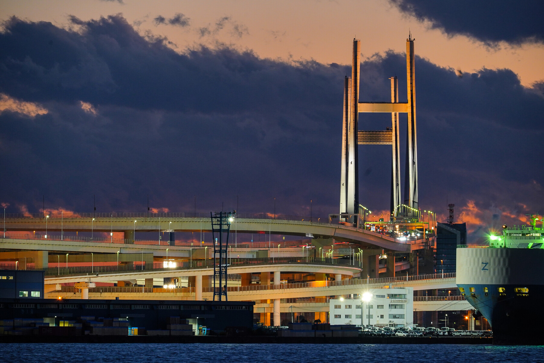 横浜ベイブリッジ と 鶴見つばさ橋 の夕景 ~ 夜景を撮影 : 趣味 横浜ベイブリッジ と 鶴見つばさ橋 の夕景 ~ 夜景を撮影 : 趣味