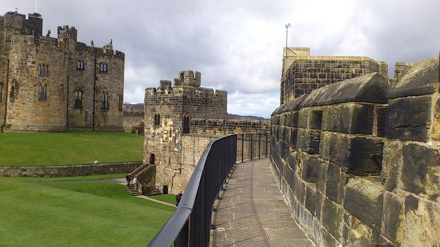 Alnwick Castle（アニック城）観光 : 運動嫌いで ダンス好き