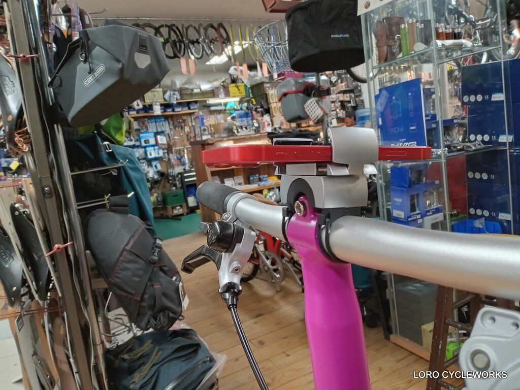 LORO CYCLE WORKS : メタルでスマートなスマホマウント「LOOP MOUNT」入荷。