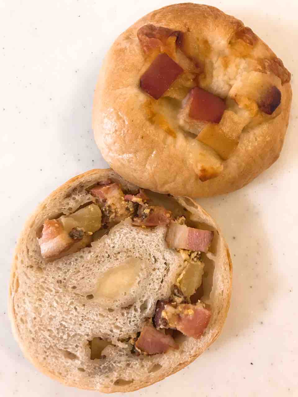 Love☆Bagel : 燻製ベーコンとりんごのベーグル（Coharu*Bagel Nagoya）