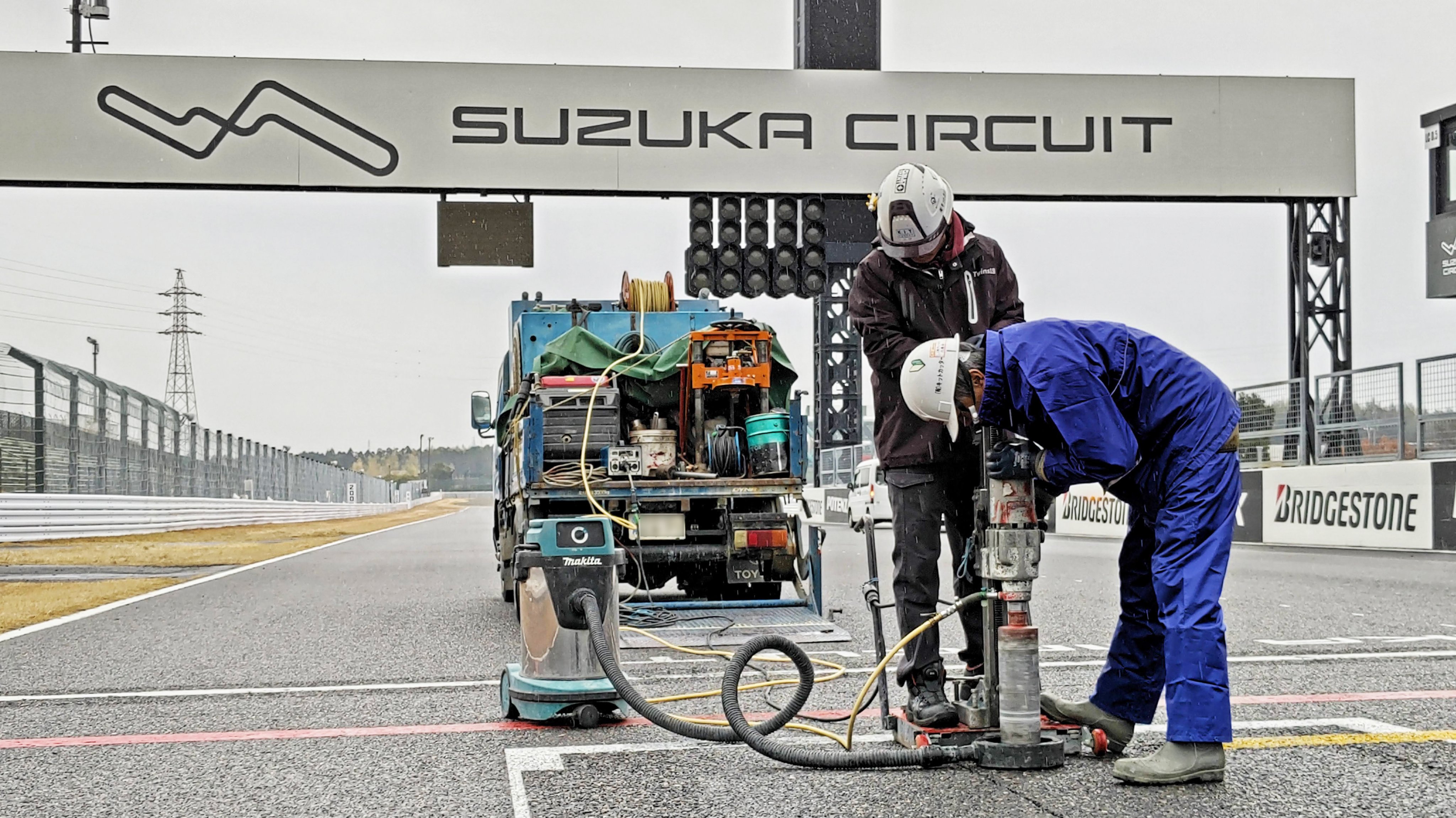 バイクと！ : 鈴鹿サーキットの「アスファルト」が販売！ 東コースの路面貼り替えに伴い