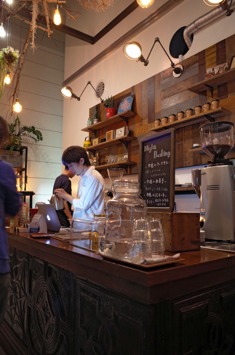 万太郎.net : 夜は「cafe ハチミツボタン」からの「Basking Coffee」。昼は「クボカリー」でラム肉のカレー。