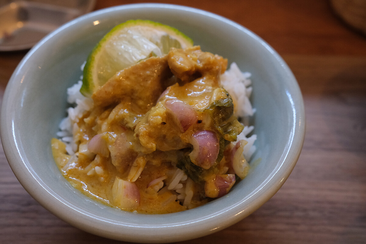 万太郎.net : 南区大楠“あさだ荘”のタイ料理店【thuk wan】でカオソーイからの【珈琲いわくま】でホットコーヒー。