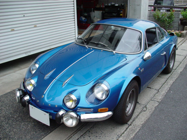 ギャラリー1・・・左前から : Alpine A110 1600S / Mercedes Benz 230 SLの展示室