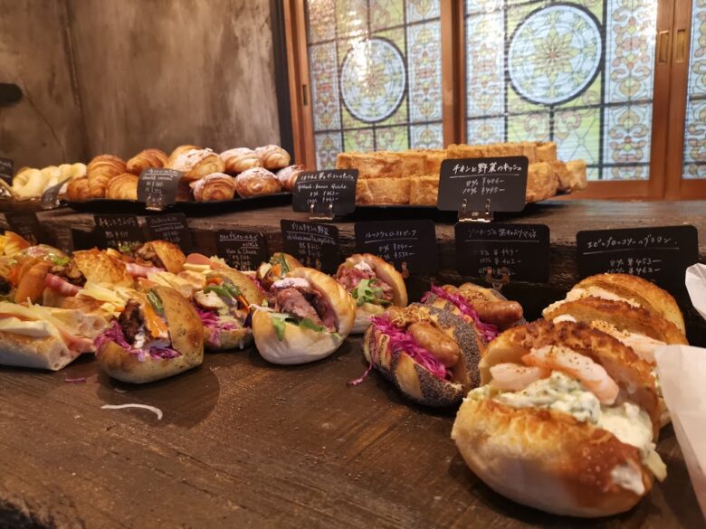ここはどんなパン屋？BABEL858-バベル-の注目メニューと世界観 : 美味しいアウトドア料理