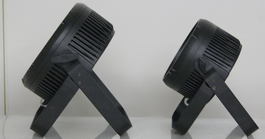 舞台照明・音響機材のプロショップ【maskdb.com】ブログ : シンプル&コンパクト 4in1 LEDパーライト e-lite(イーライト)『ELF-PAR46/64 QUAD』新発売!!