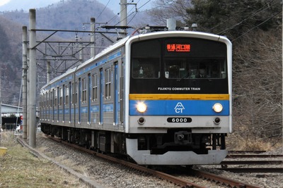 富士急行・6000系～元JR東日本205系、水戸岡デザインで山道を走る！ : 「まつもとあずさ」が3番線にまいります！