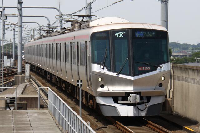 つくばエクスプレス・TX-2000系～快速も普通もこなす万能交直電車！ : 「まつもとあずさ」が3番線にまいります！