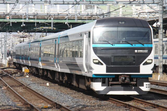 E257系、伊豆急下田方先頭車のコト～東京方とはカオが違うんです！ : 「まつもとあずさ」が3番線にまいります！