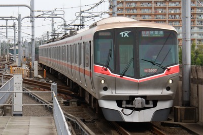 つくばエクスプレス・TX-2000系～快速も普通もこなす万能交直電車！ : 「まつもとあずさ」が3番線にまいります！