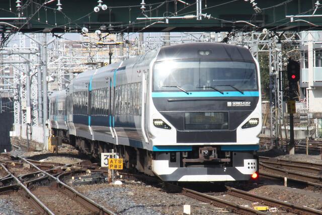 E257系、伊豆急下田方先頭車のコト～東京方とはカオが違うんです！ : 「まつもとあずさ」が3番線にまいります！