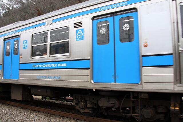 富士急行・6000系～元JR東日本205系、水戸岡デザインで山道を走る！ : 「まつもとあずさ」が3番線にまいります！