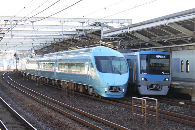 小田急・60000系「MSE」～地下鉄直通のロマンスカー、造りました！ : 「まつもとあずさ」が3番線にまいります！