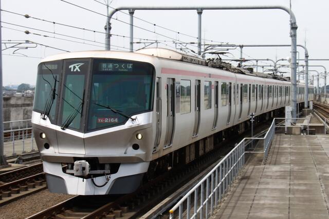 つくばエクスプレス・TX-2000系～快速も普通もこなす万能交直電車！ : 「まつもとあずさ」が3番線にまいります！