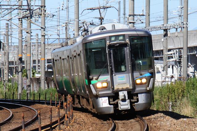 あいの風とやま鉄道・521系～JR西日本とはちょっとデザインが違うよ！ : 「まつもとあずさ」が3番線にまいります！