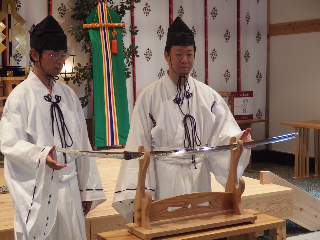 Hotarumaru katana sword at Aso Shrine : Michi no Eki Aso French Blog