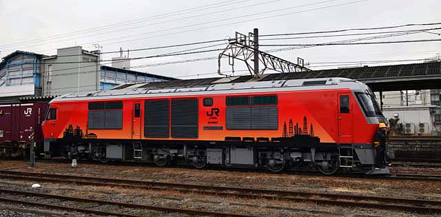 最近のラッピング車から JR貨物DF200-201と出発式でのコンテナたち | モデラーな日々 とれいんスタッフブログ