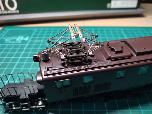 クローゼットの中の鉄道模型 : トラムウェイ HO EF18 パンタグラフをKATO製に変更