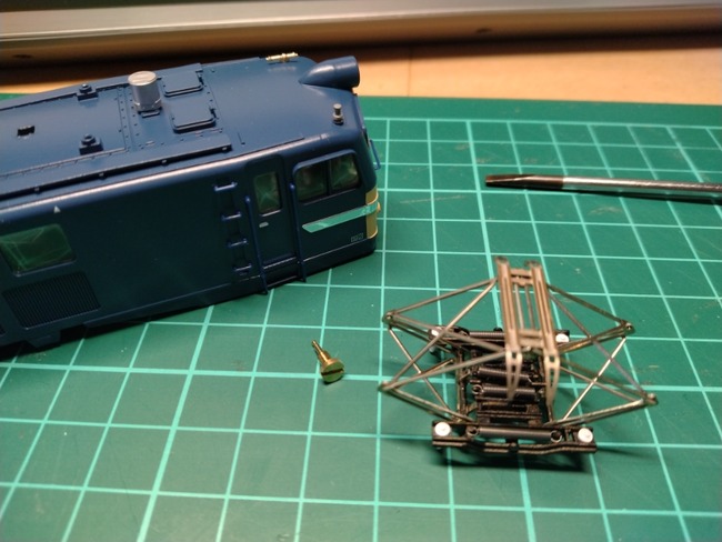 クローゼットの中の鉄道模型 : トラムウェイ HO EF18 パンタグラフをKATO製に変更