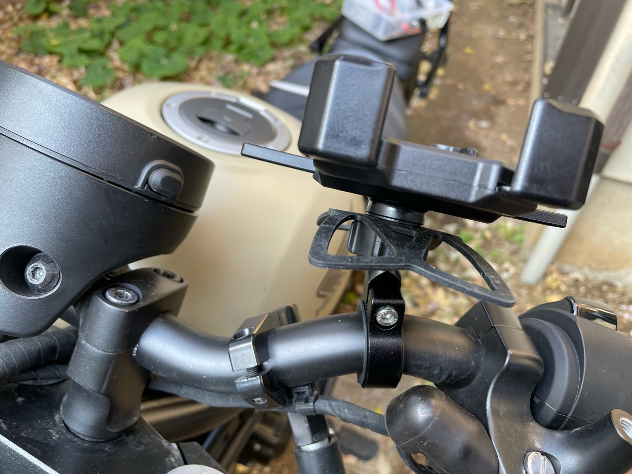 レブル250にぴったりのスマホホルダーを見つけた : クロスカブで日本一周＠外国人