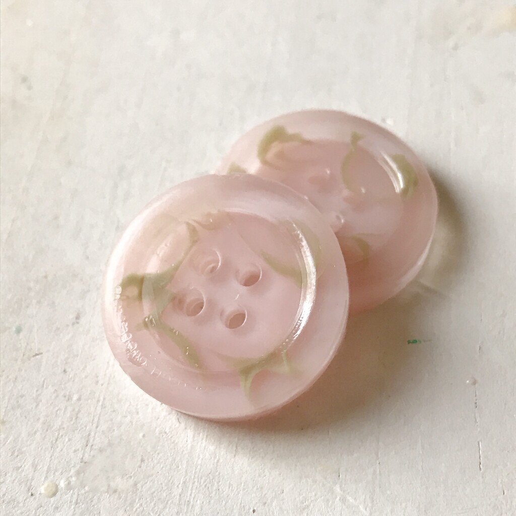 一度諦めたナンよ再び。と、桜餅カラーのボタンつくりました。 : moroのハンドメイド