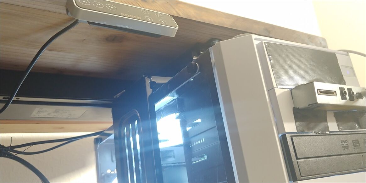 のんびりまったり : Flexispot CH1Bを使ってパソコンを宙吊りにした