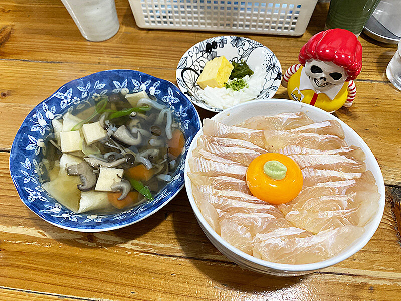 八戸の超絶人気店「みなと食堂」で名物ヒラメ漬け丼とせんべい汁を召す！ あなたは『おもしろマガジン』 5218