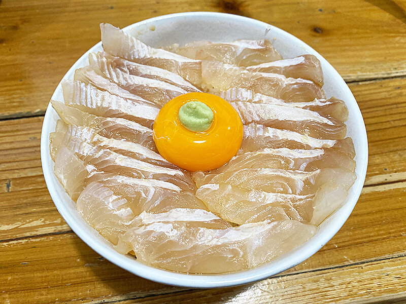 八戸の超絶人気店「みなと食堂」で名物ヒラメ漬け丼とせんべい汁を召す！ あなたは『おもしろマガジン』 4985