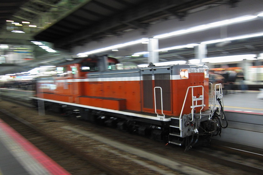 Msykの業務（鉄道）日誌:夜の大阪駅～凸型DD51を見かける～その3