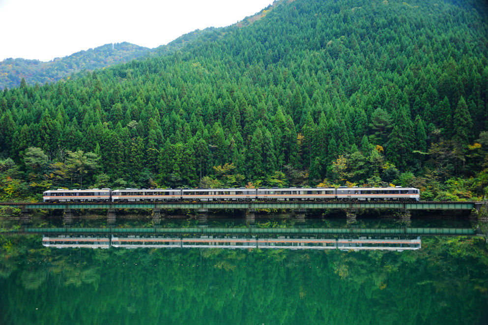 DISCOVER TAKAYAMA-LINE 美しい飛騨路と私 -水鏡- : 五箇山彩時季 四季合掌 +α