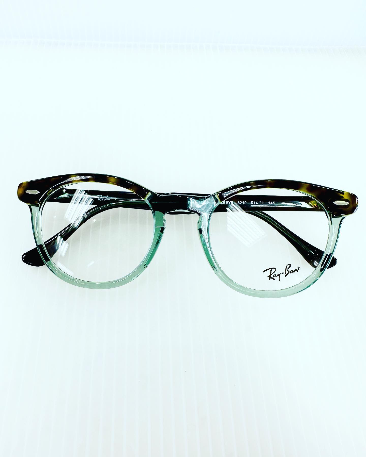 60年代のカウンターカルチャーにインスピレーションを得たタイムレスなデザイン、Ray-Ban Eagle Eye(イーグルアイ) Optics ...