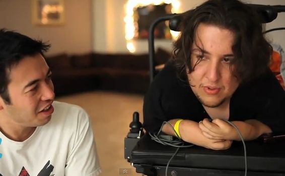 手を使わずに口でコントローラを操作する格闘ゲーマー : 海外ゲーム情報ななめ読み