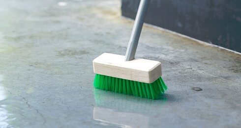 【ktgi】20代男性中学校教諭、デッキブラシで女子生徒の髪をとき、他にも暴力や不適切発言多数→停職3か月。 軽すぎるだろ！ : オタク ...