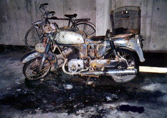 足から火が…」炎上げ燃えるバイク ライダーのズボンに燃え移る】炎上するバイクライダーの危機！消火の戦いとその教訓 : ニュースストライカー9