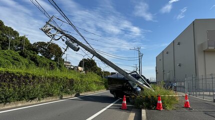 【横浜で電柱と衝突！乗用車事故の詳細】横浜の羽沢横浜国大駅前で乗用車が電柱に衝突 電柱が折れて倒れる 運転していた男性がケガ ニュースストライカー9