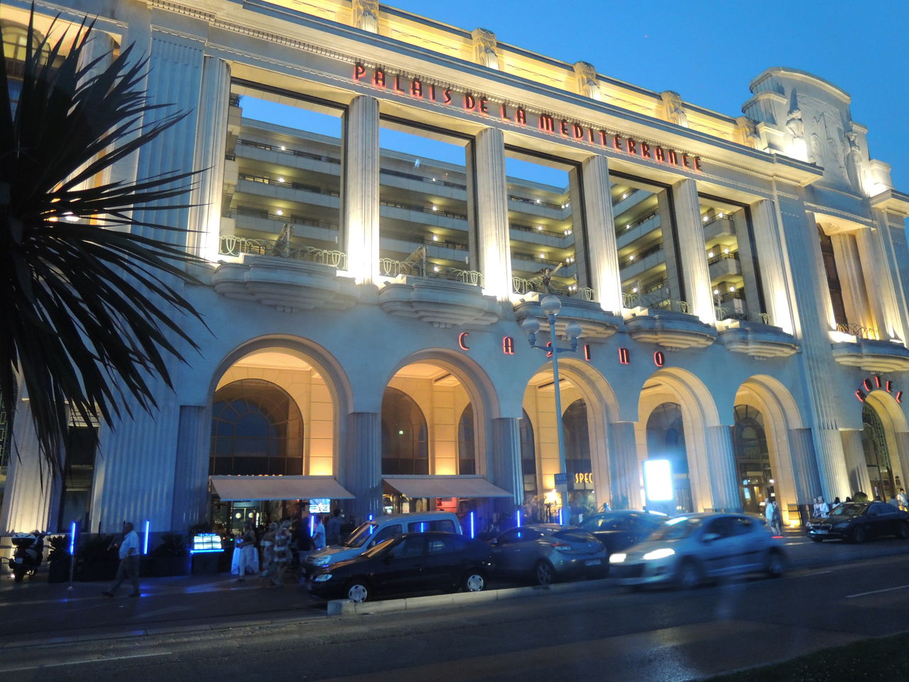 ハネムーン in ニース① : 未卯と寅戌が吠える