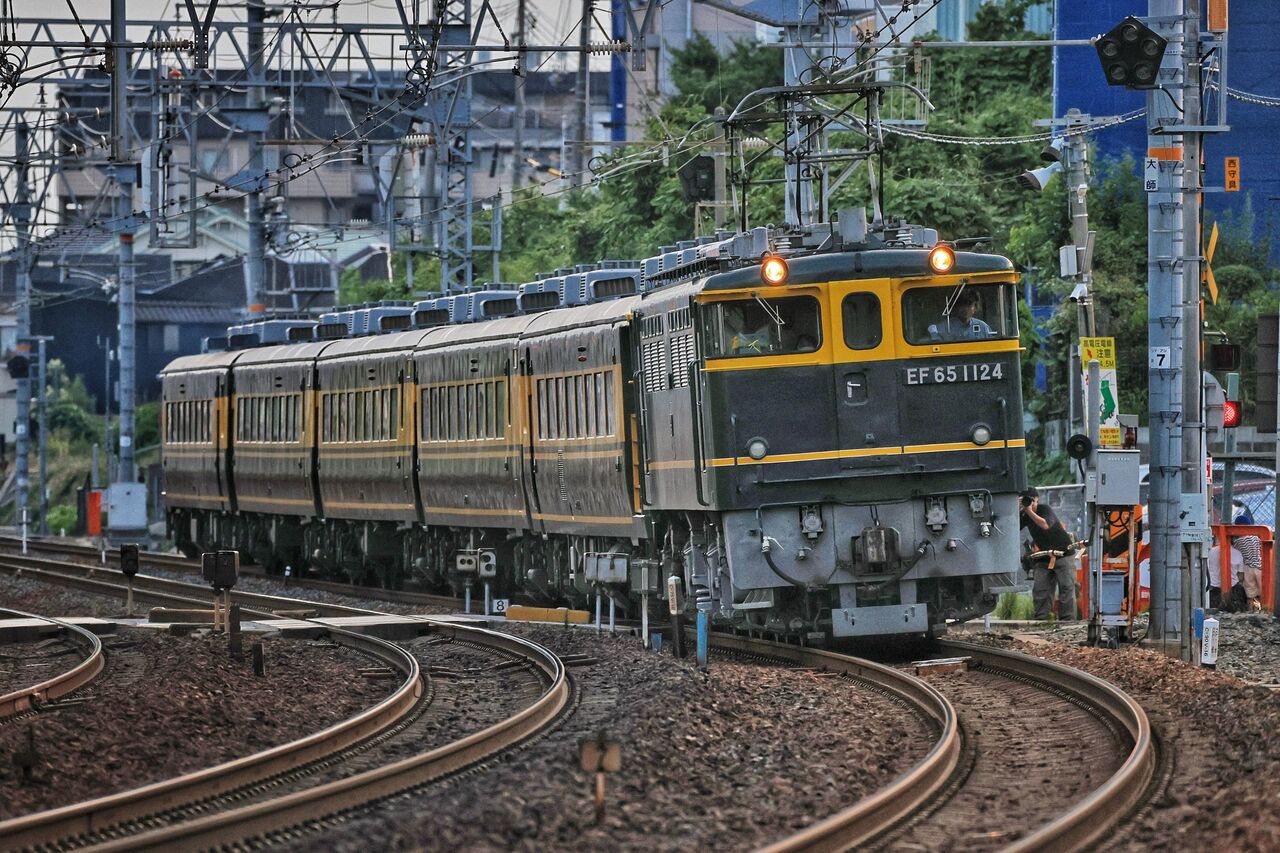 JR西日本 EF65-1124号機トワイライト色牽引 「サロンカーなにわ」5B「サロンカー晴れの国おかやま」復路＠芦屋～さくら夙川 : 鐵道写真公開所 参号機