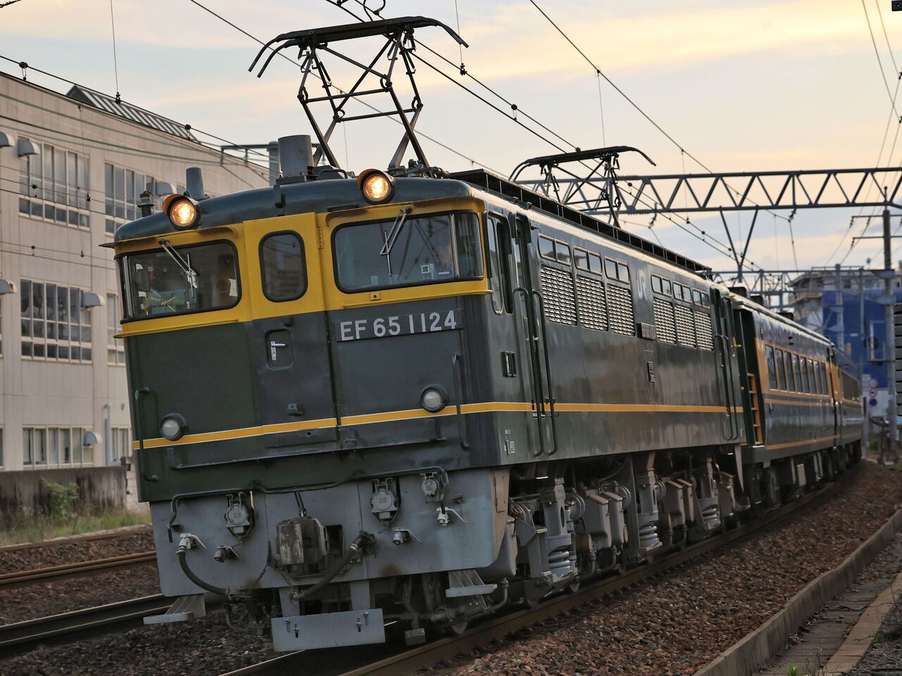 JR西日本 EF65-1124号機トワイライト色牽引 「サロンカーなにわ」5B「サロンカー晴れの国おかやま」復路＠芦屋～さくら夙川 : 鐵道写真公開所 参号機