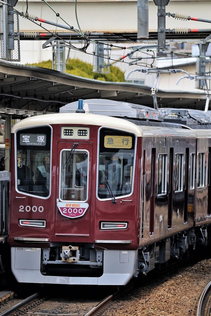 阪急電鉄 2000系2000F「NEW MODEL 2000series」HM掲出編成＠十三 : 鐵道写真公開所 参号機