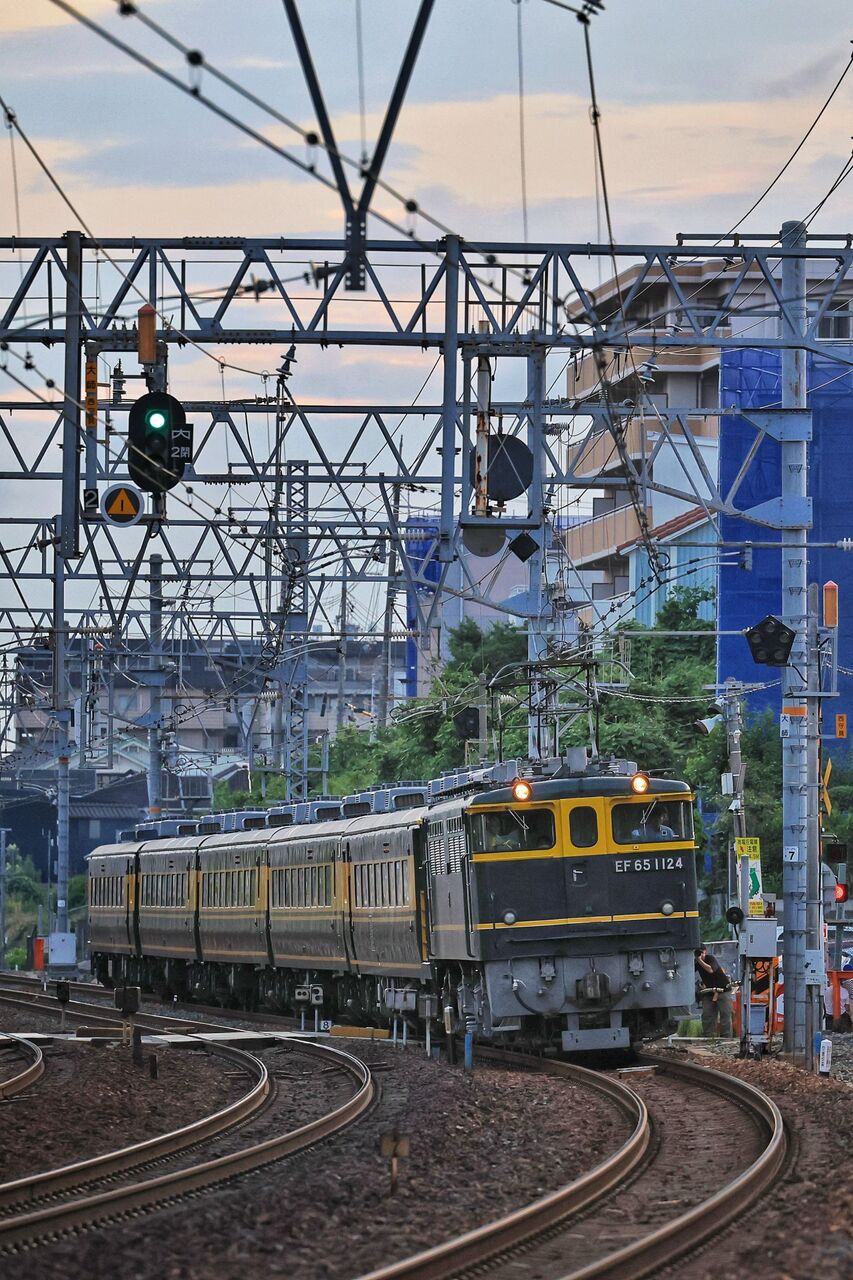 JR西日本 EF65-1124号機トワイライト色牽引 「サロンカーなにわ」5B「サロンカー晴れの国おかやま」復路＠芦屋～さくら夙川 : 鐵道写真公開所 参号機