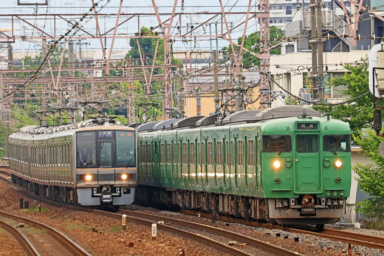 JR西日本 113系7700番台L16＋L17編成 地域統一色 「回送」 : 鐵道写真公開所 参号機