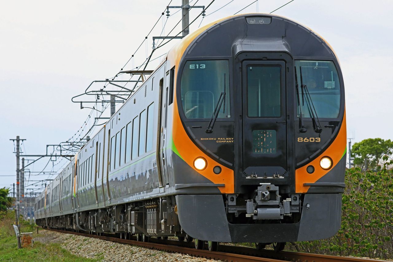 JR四国 8600系E13＋E3＋E1編成「しおかぜ」 : 鐵道写真公開所 参号機