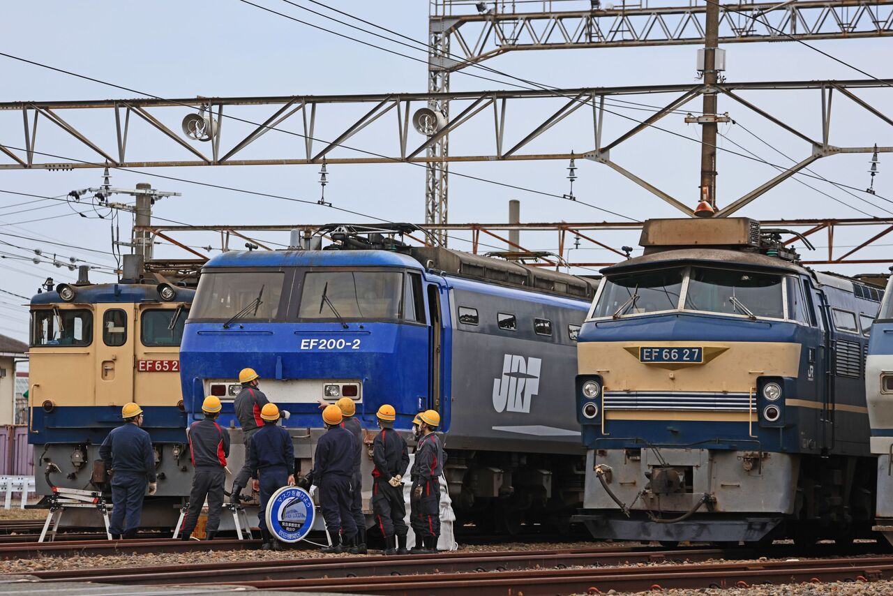 JR貨物 EF200-2号機「マスク」装着仕様＠吹田機関区 : 鐵道写真公開所 参号機