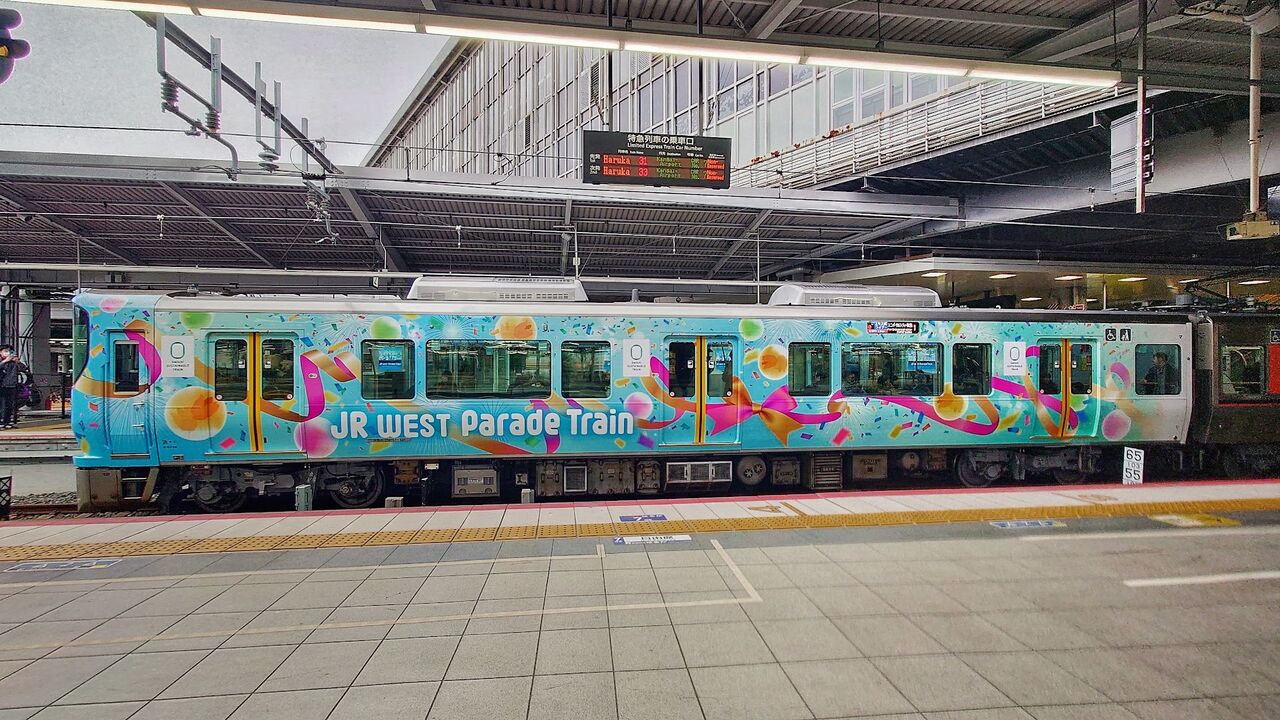 JR西日本 323系LS12編成「JR WEST Parade Train」ラッピングHM掲出編成 : 鐵道写真公開所 参号機