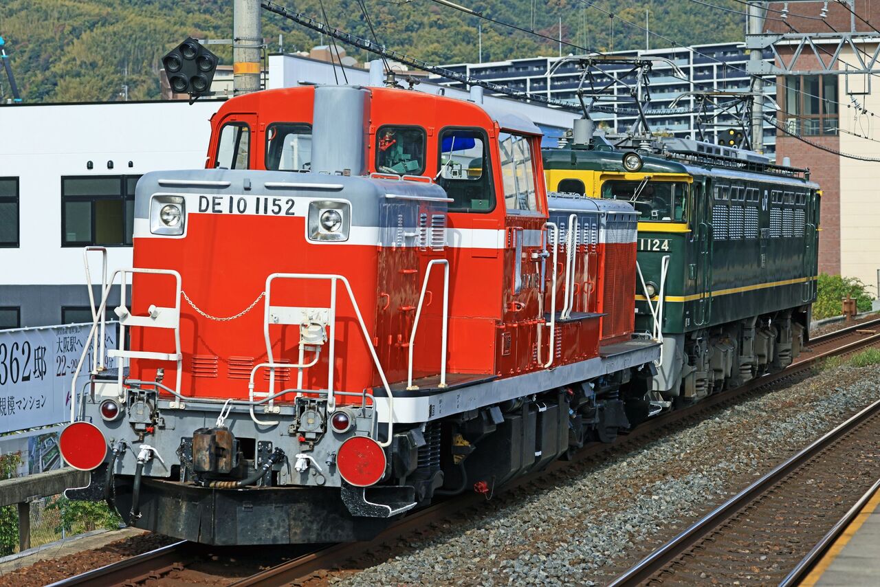 JR西日本 DE10-1152号機 配給輸送 EF65-1124号機トワイライト色牽引 : 鐵道写真公開所 参号機