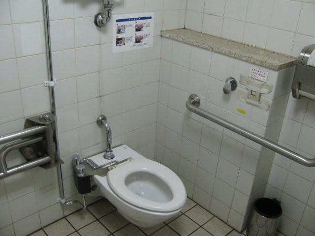 浦安駅トイレ 劇的ビフォーアフター（2012/03/01・2012/04/21） : 千葉県トイレ局