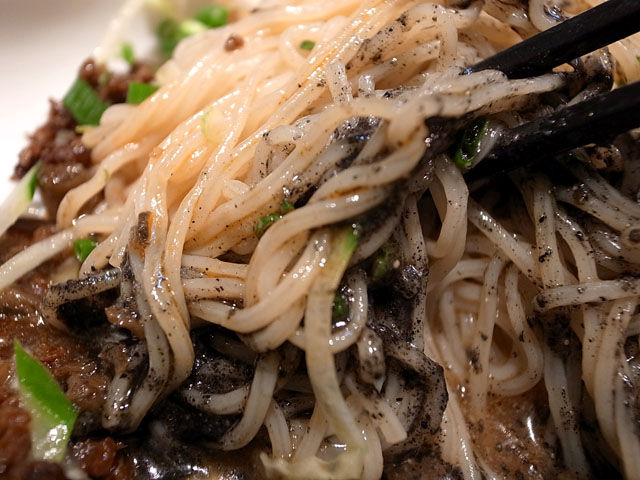けつログ : 汁無し焙煎黒ゴマ担担麺／想吃担担面 エスカ店（名古屋駅）
