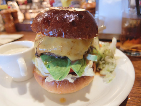 けつログ : BISHOP Burger＋アボカド、チーズ／THE BISHOP（新栄町）